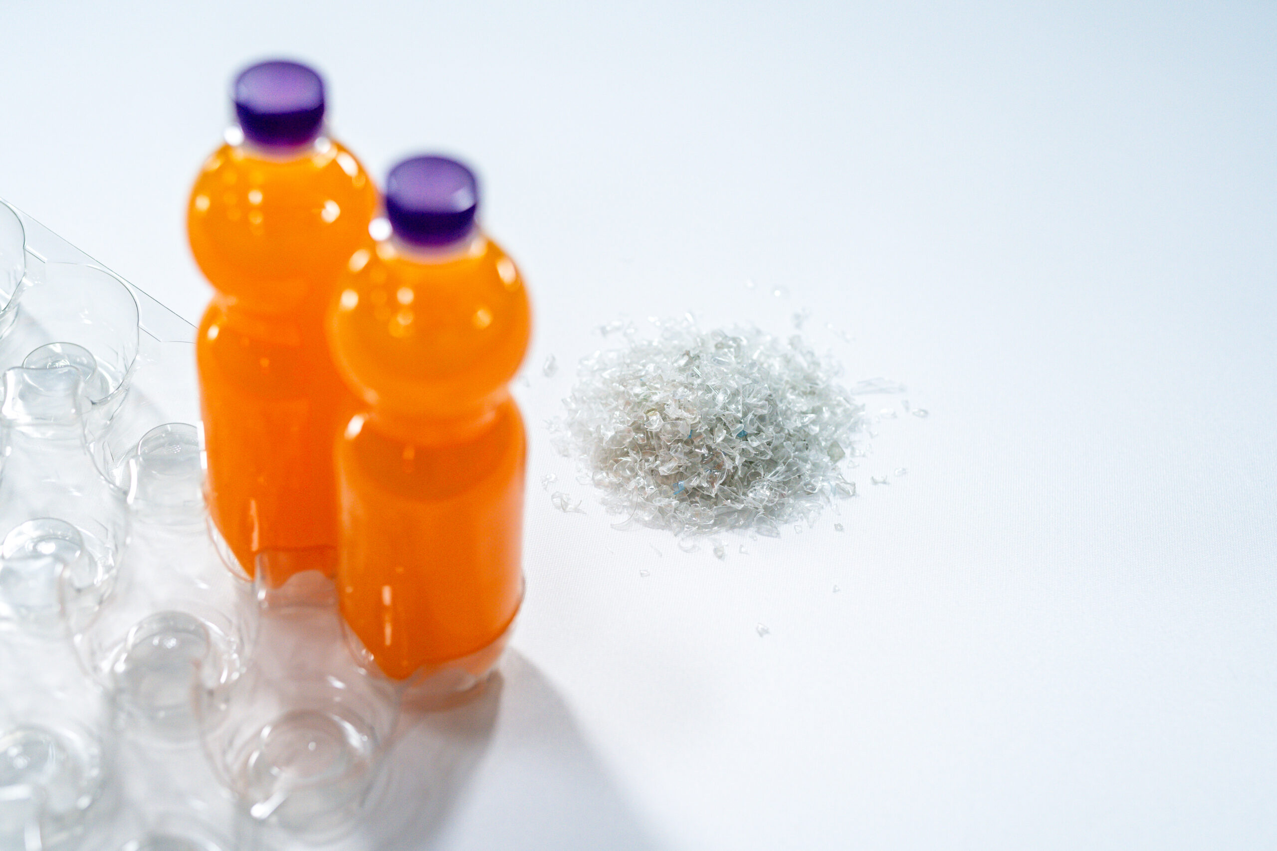 PET tray-to-tray: yellow bags into beverage trays